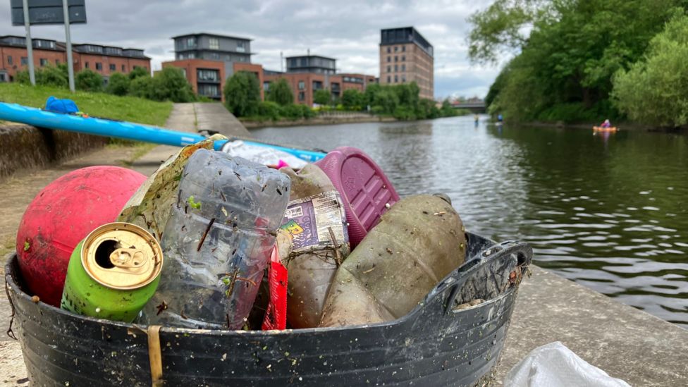 Leeds: River Aire gets clean up thanks to volunteers - BBC News