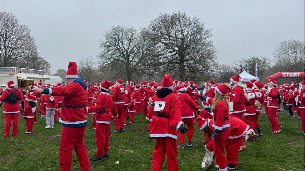 Derby Santa Run: Hundreds of festive runners race through park - BBC News
