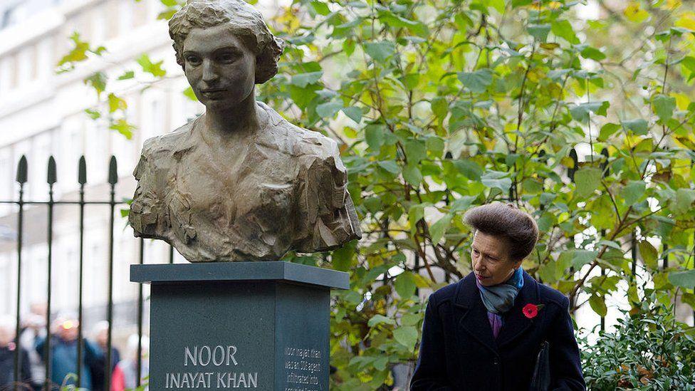 Noor Inayat Khan: Indian spy princess gets blue plaque - BBC Newsround