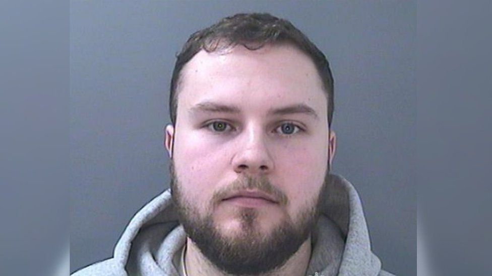 Pennaeth Heddlu'r De: 'Blwyddyn heriol ond dwi yma i aros' - BBC Cymru Fyw