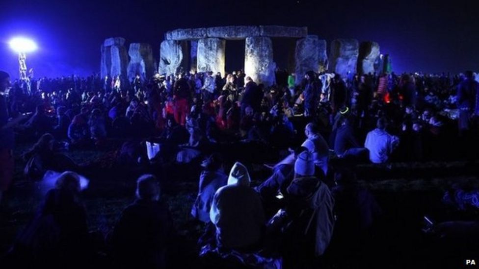 In pictures: Thousands mark summer solstice at Stonehenge - BBC News