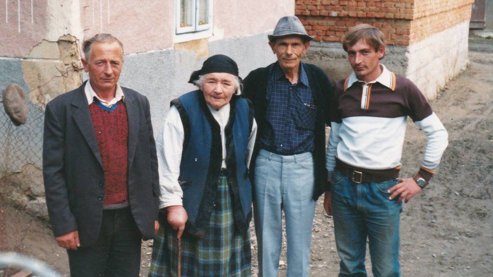 Scotland rugby legends taking supplies to Ukraine in 4x4s - BBC News
