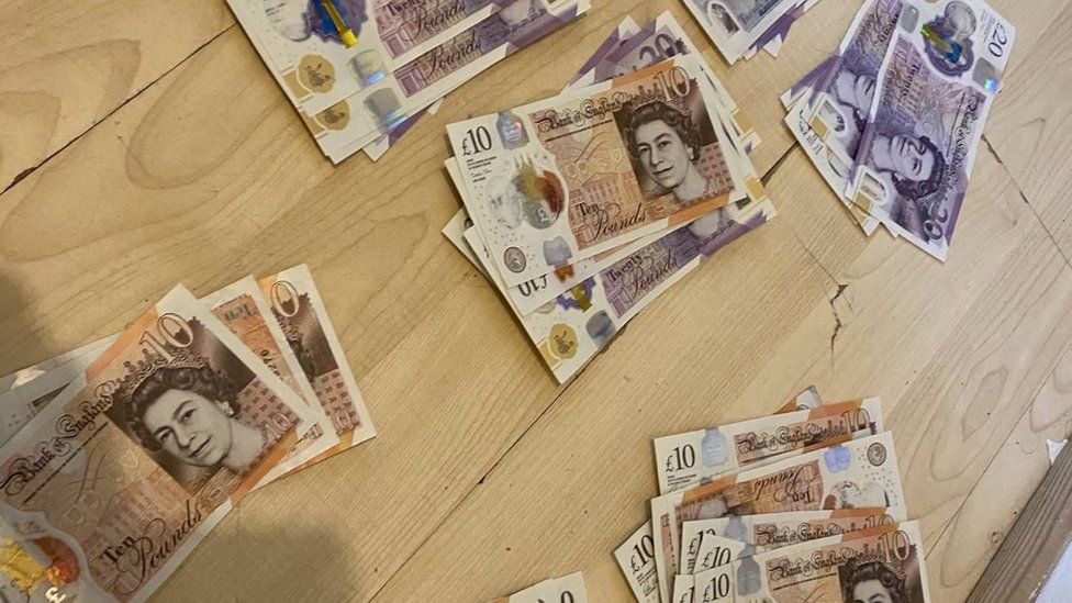 Drugs and cash recovered in police operation in Cambridge - BBC News