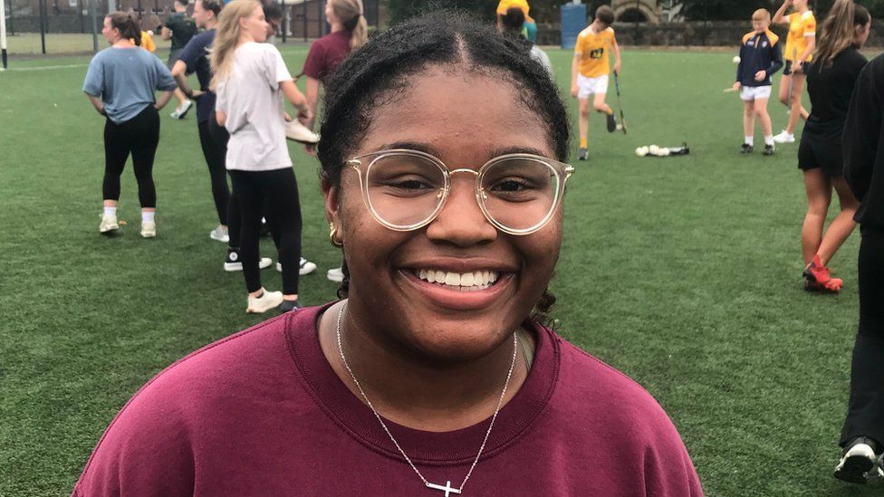 GAA sports introduced to American students in Belfast - BBC News