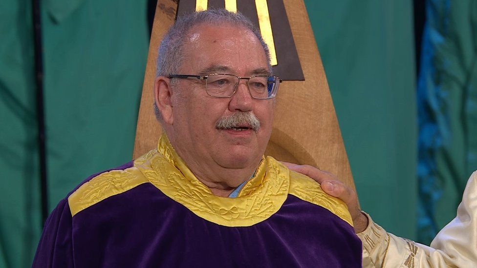 Lowri Mair Jones yn ennill Tlws y Cerddor yr Eisteddfod - BBC Cymru Fyw