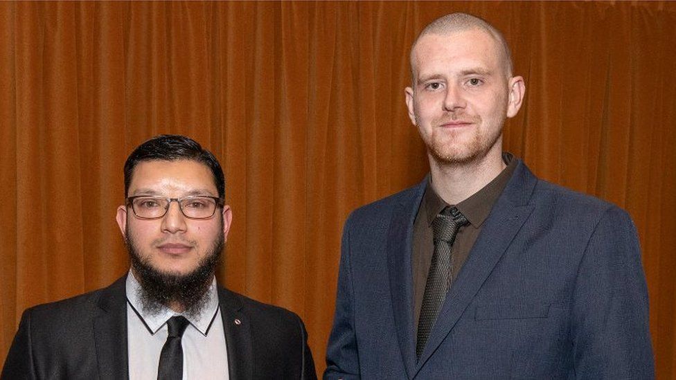 Tram workers praised for restraining Victoria station knifeman - BBC News