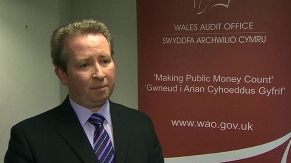 Caerphilly council chief's complaint over 'unlawful' pay claim - BBC News