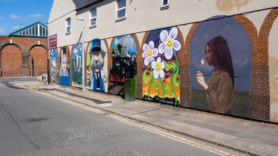 Swindon collective effort to brighten up 'tagged' street - BBC News