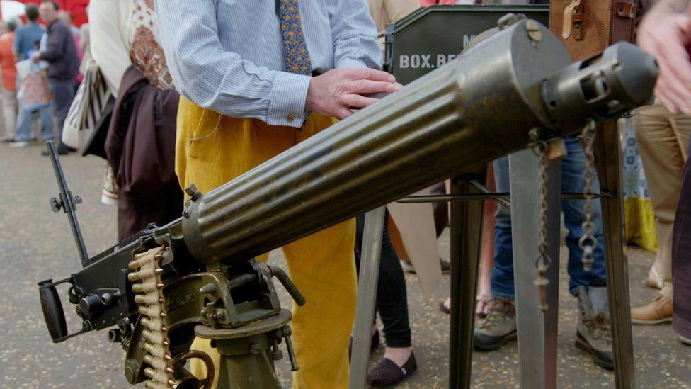 Vickers WW1 gun bought for £1k 'now worth nothing' - BBC News