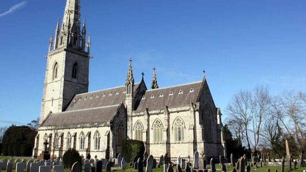 Ruthin St Peter's Church in 'write on our roof' invite - BBC News