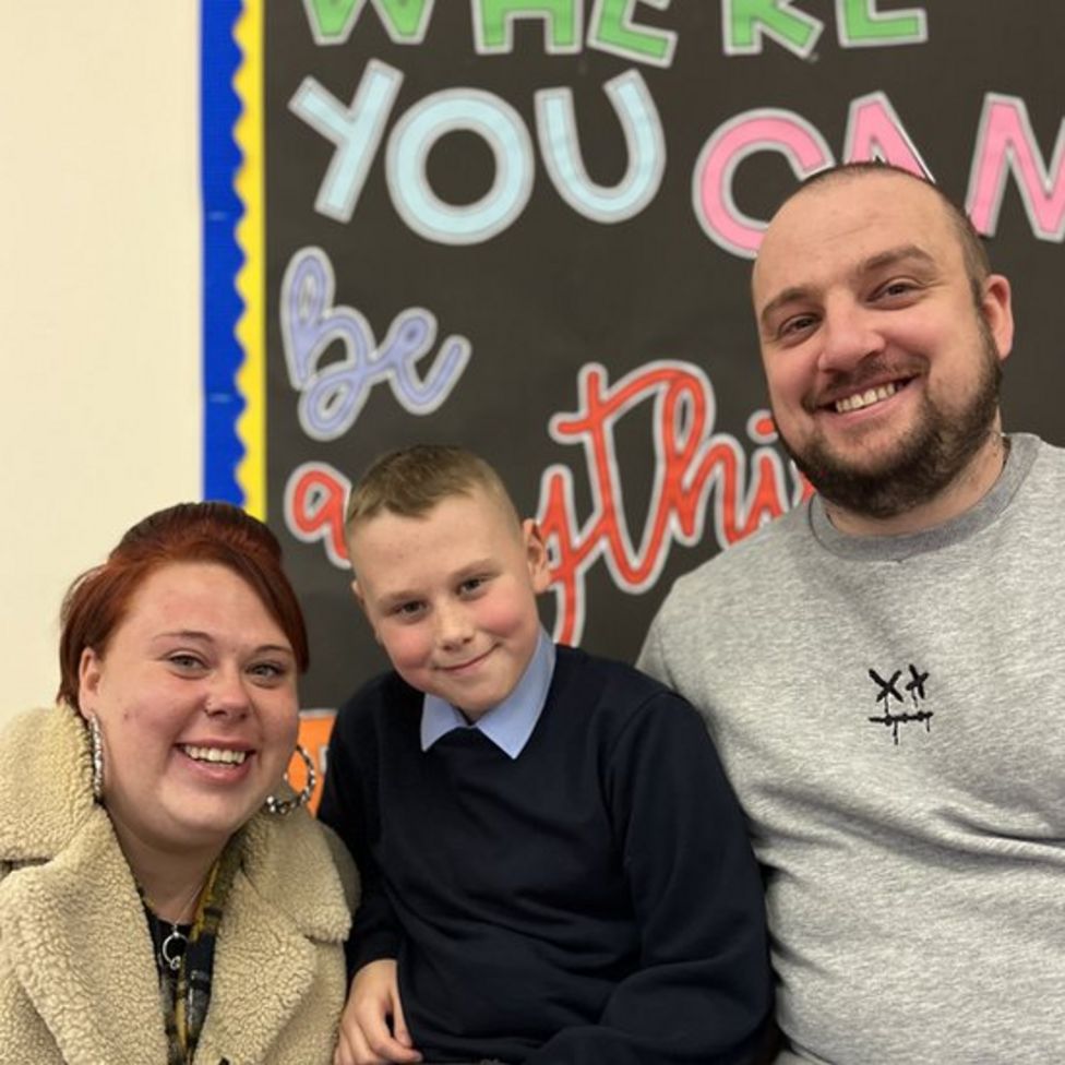 Calverton: Christmas lights honour for young cancer survivor - BBC News