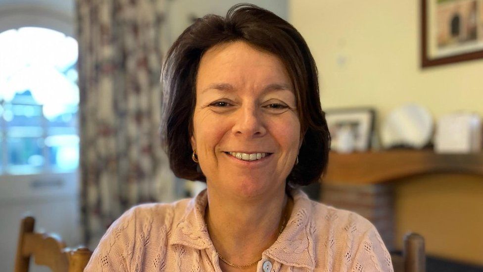 Derbyshire Dales: Ukrainian refugees mark two years in the UK - BBC News