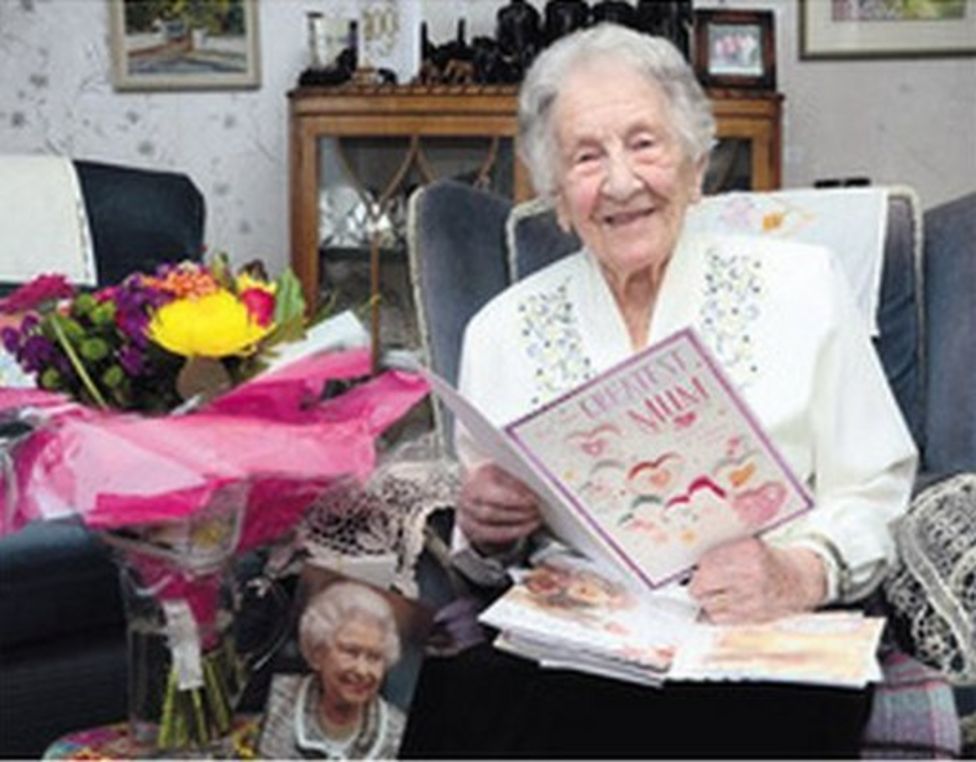 Weekly newspapers: Palace to prison and a partying PM - BBC News