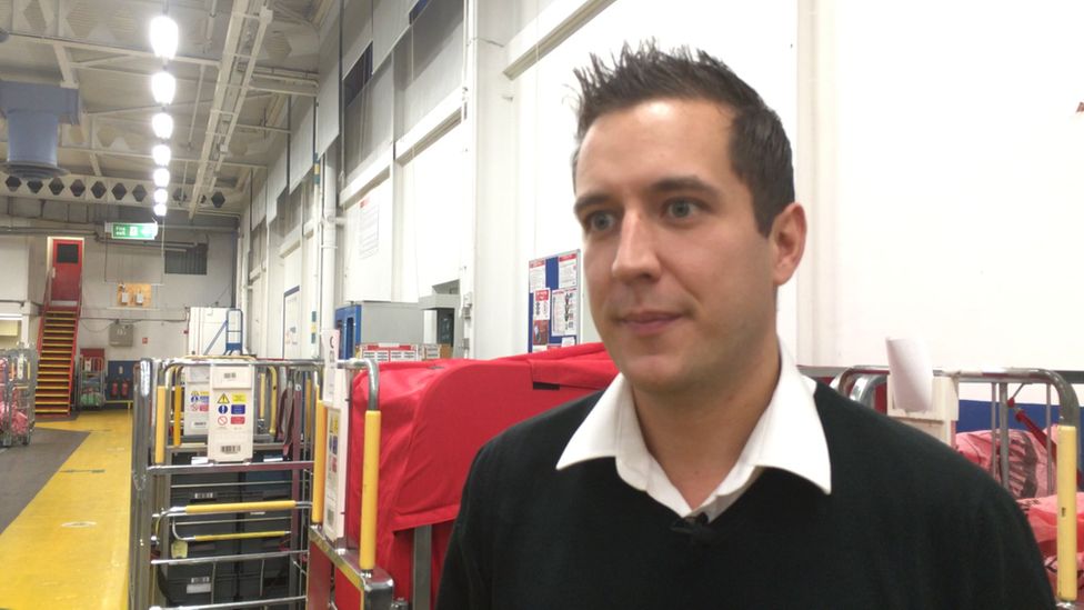 Royal Mail: Busiest day of year at Cardiff delivery centre - BBC News