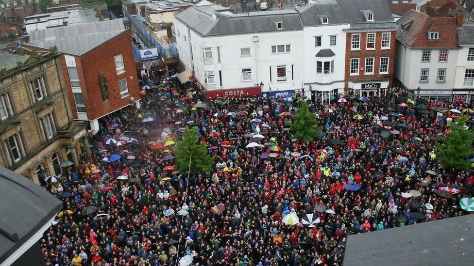 Thousands mark Queen's 90th at Abingdon bun-throw - BBC News