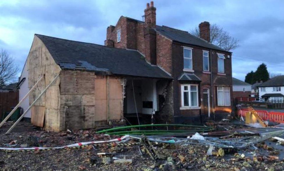 Tipton flooding: Burst water main 'in exactly same spot' - BBC News