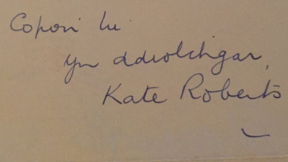 Trysor yn y Grug - llythyr Kate Roberts mewn llyfr ail-law - BBC Cymru Fyw