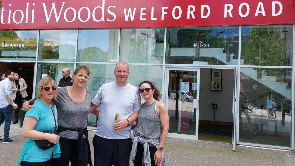 Leicester Tigers rugby ground trek in memory of friend raises £2,000 ...