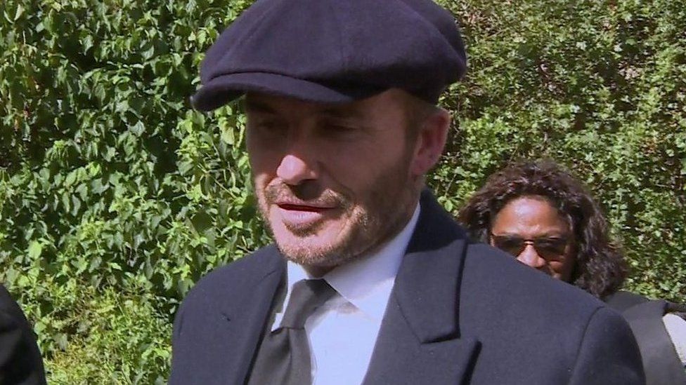Queen Elizabeth II: David Beckham queues to see the Queen - BBC Newsround