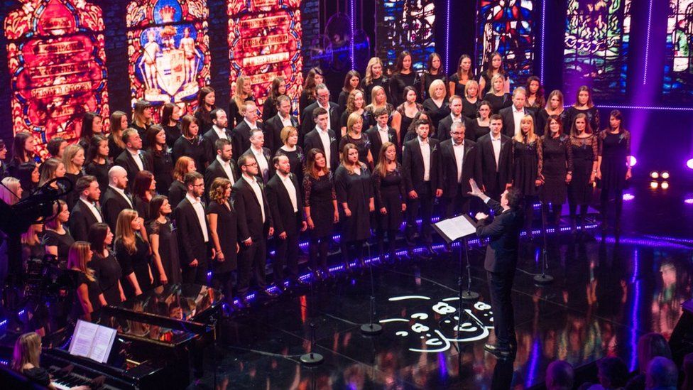 Côr Merched Sir Gâr yn ennill cystadleuaeth Côr Cymru - BBC Cymru Fyw