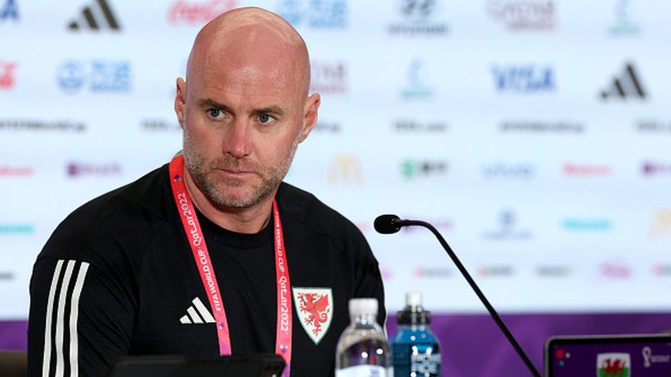 Rob Page: Angen perfformaid i roi 'balchder i'n cefnogwyr' - BBC Cymru Fyw