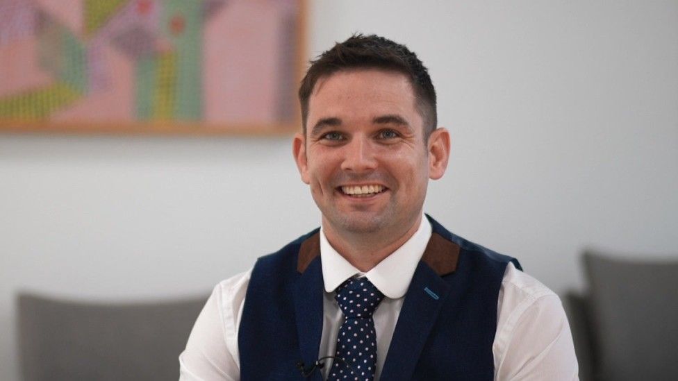 Covid: 'Crazy' period for recruitment puts workers on top - BBC News