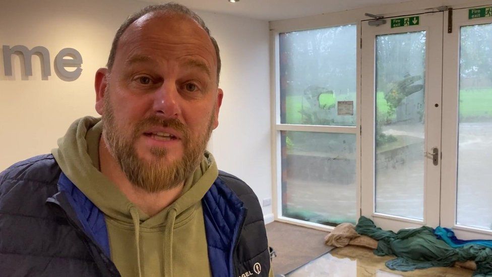 Storm Babet: Cyngor yn rhybuddio pobl i aros dan do - BBC Cymru Fyw