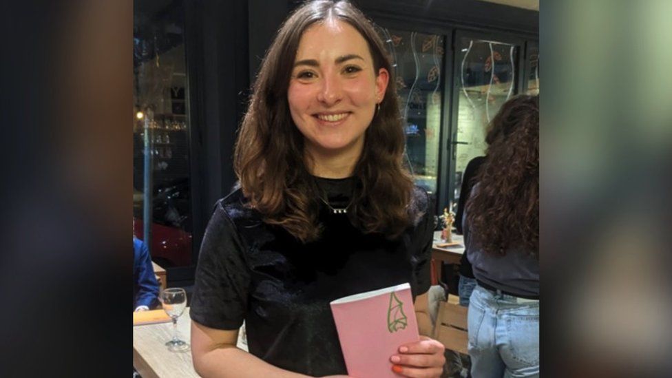 Pum munud gyda Bardd y Mis: Elen Ifan - BBC Cymru Fyw