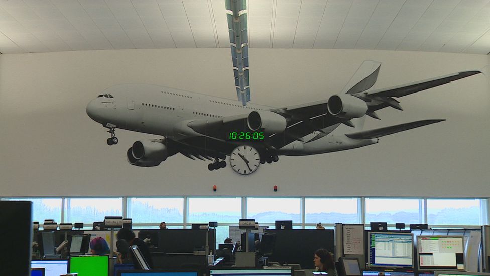 Hundreds more air traffic controllers needed - BBC News