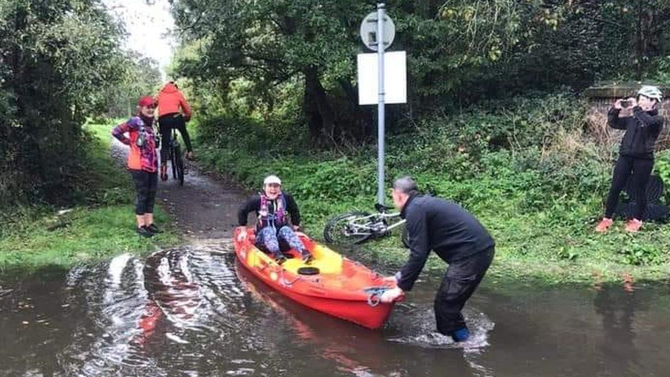 London Marathon: Kayak man helps 'virtual' runners in St Albans flood ...