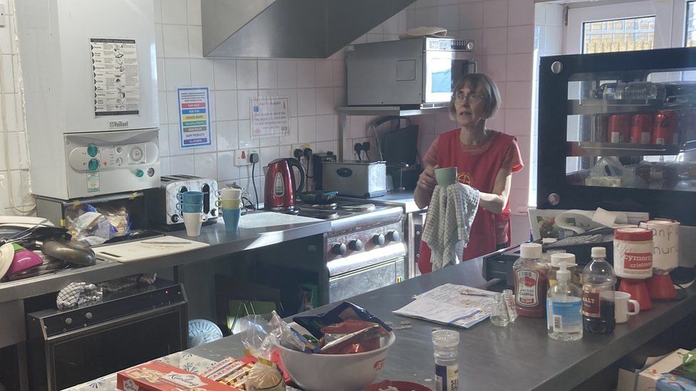 'Her' cynnal eglwys yn un o lefydd lleia' crefyddol Prydain - BBC Cymru Fyw