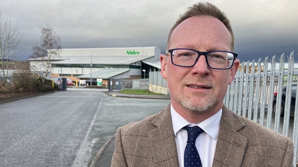 Cwmni 'wedi ymrwymo' i'r Drenewydd er gwaethaf torri swyddi - BBC Cymru Fyw