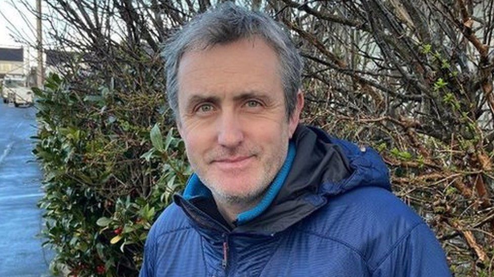 'Stynt wirion' cwmni betio'n codi gwrychyn yn Llanfairpwll - BBC Cymru Fyw