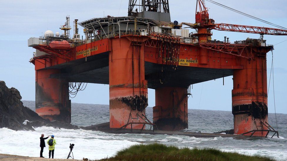High winds likely to hit Transocean oil rig salvage - BBC News