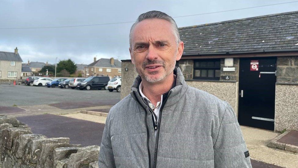 Second homes in Wales: Call to boost 'paltry solution' - BBC News