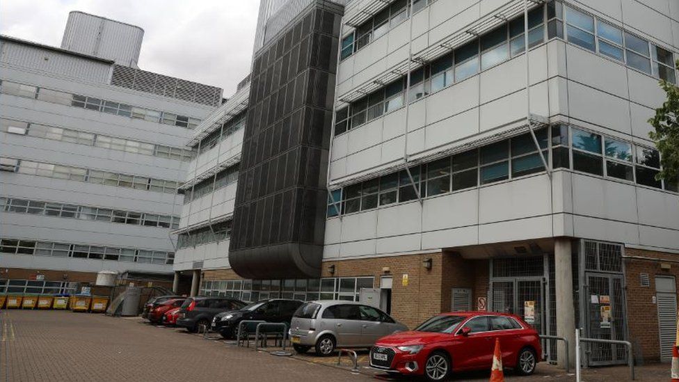 UK's first Early Cancer Institute is launched in Cambridge - BBC News