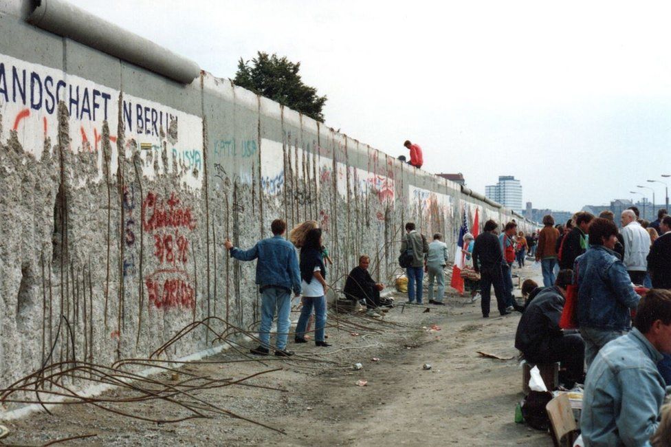 60 mlynedd o ganu corawl dros y byd - BBC Cymru Fyw
