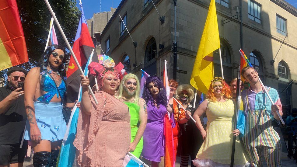 Pride Cymru 'mor bwysig i'r genhedlaeth nesaf' - BBC Cymru Fyw