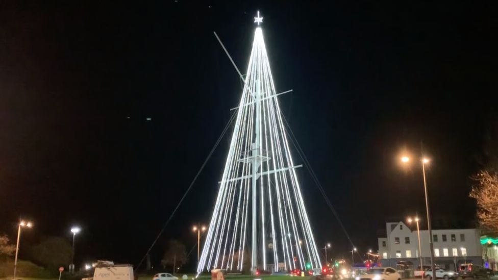 Tree of Joy goes up in Guernsey - BBC News