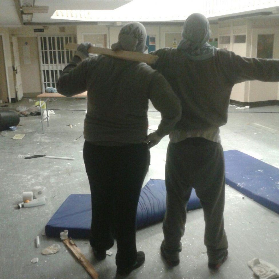 Swaleside Prison: Inmates take over part of jail - BBC News