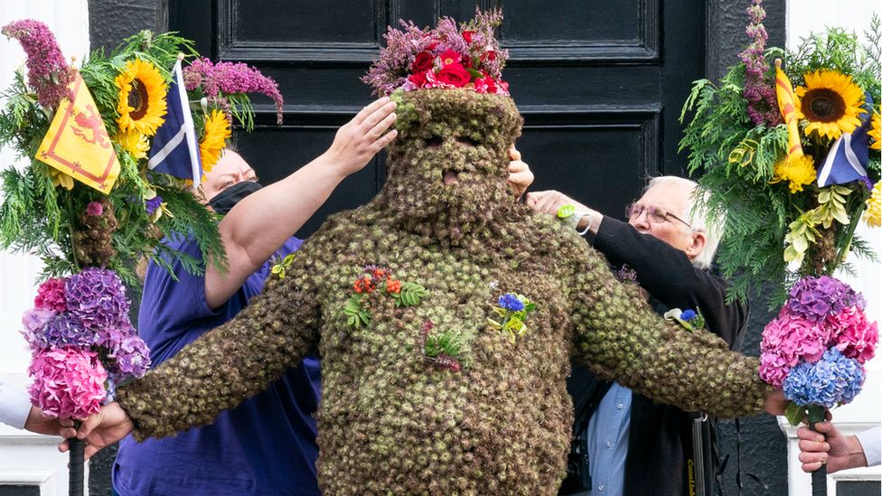 'Hip hip hooray, it's the Burryman's Day' - BBC News