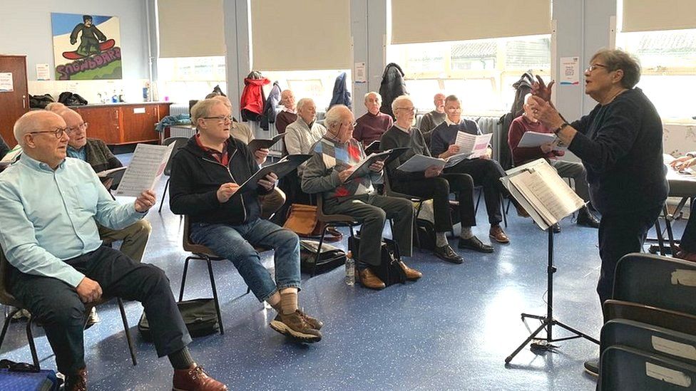 Choirs in Scotland return for socially-distanced singing - BBC News