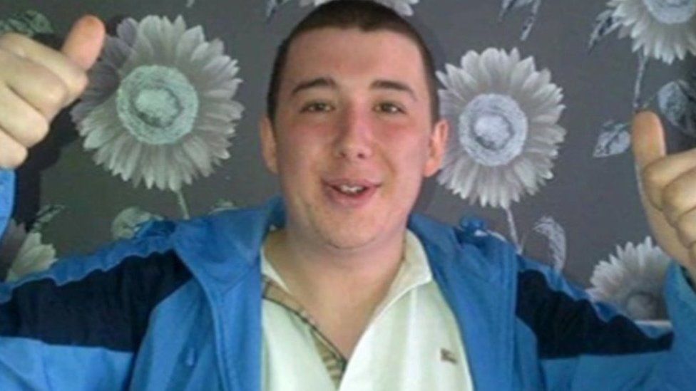 Lee Irving 'exploited', mother tells murder trial - BBC News