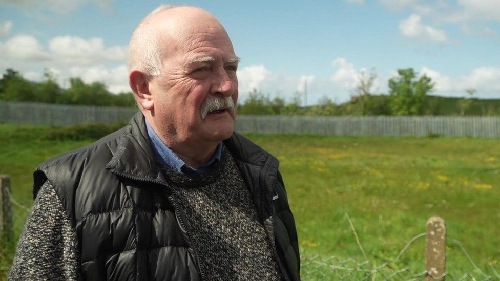 Penygroes: Gwrthwynebiad i droi hen gae chwarae yn rhandir - BBC Cymru Fyw