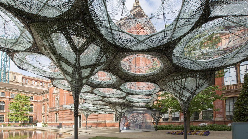 Robot takes up residence to build V&A pavilion - BBC News