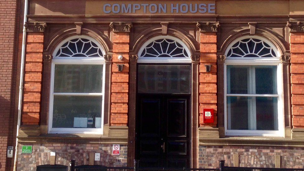 Northampton students without hot water told 'use gym' - BBC News