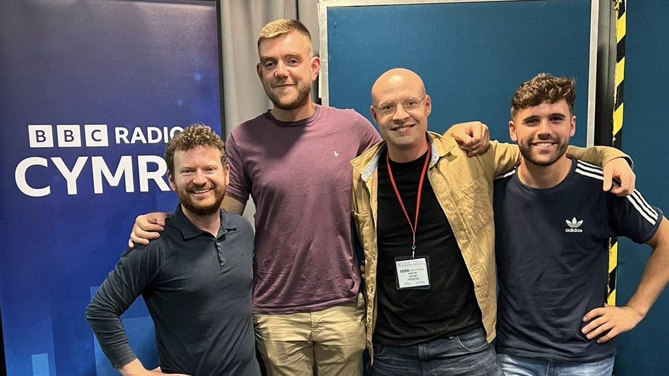 Ail-fyw cerddoriaeth fyw ar ddiwedd Haf o Gerddoriaeth - BBC Cymru Fyw