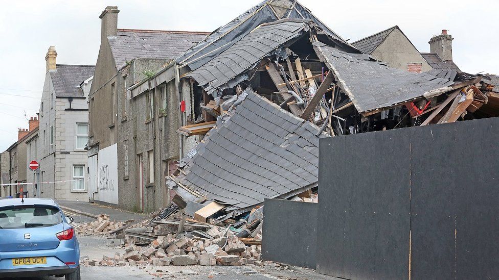 Newtownards: Building collapse closes town centre street - BBC News