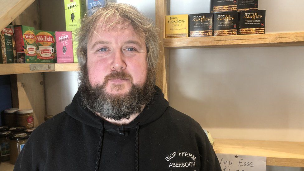Costau ynni: Busnes yn cau am gyfnod er mwyn goroesi - BBC Cymru Fyw