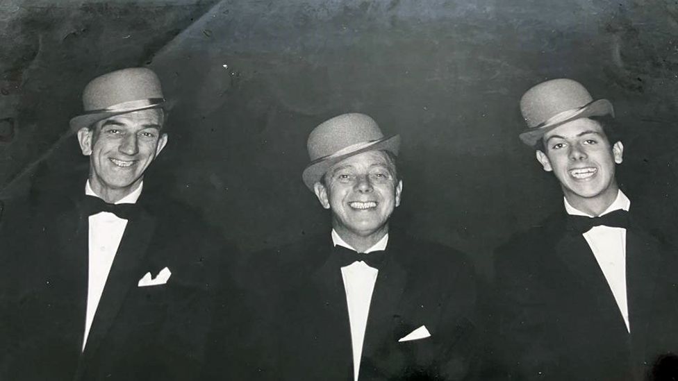 O Tom Jones i Gavin and Stacey: straeon 60 mlynedd yn 'showbiz' - BBC ...